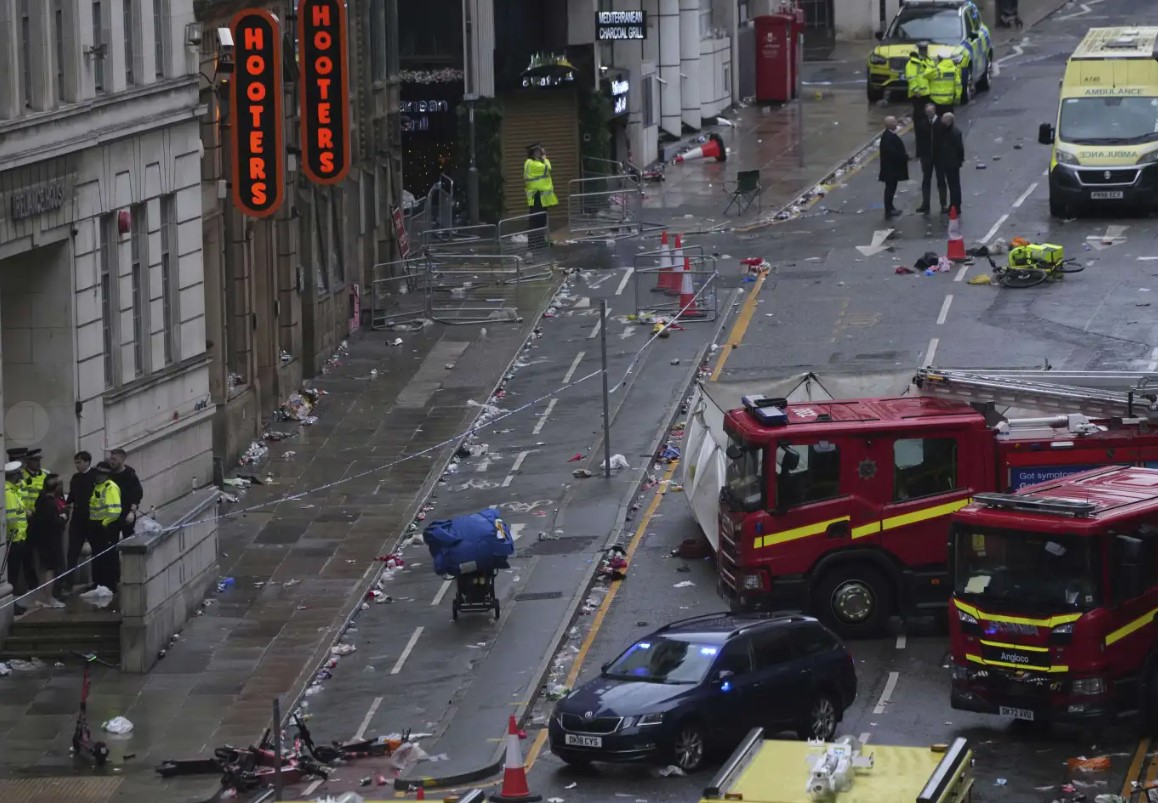 Tragédie v centru Liverpoolu. Řidič najel do davu slavících fanoušků. | Novinky | Hitrádio Faktor